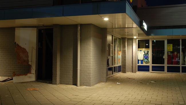 Plof- /ramkraak geldautomaat ABN/AMRO-bank aan het Leeuwerikplein ...