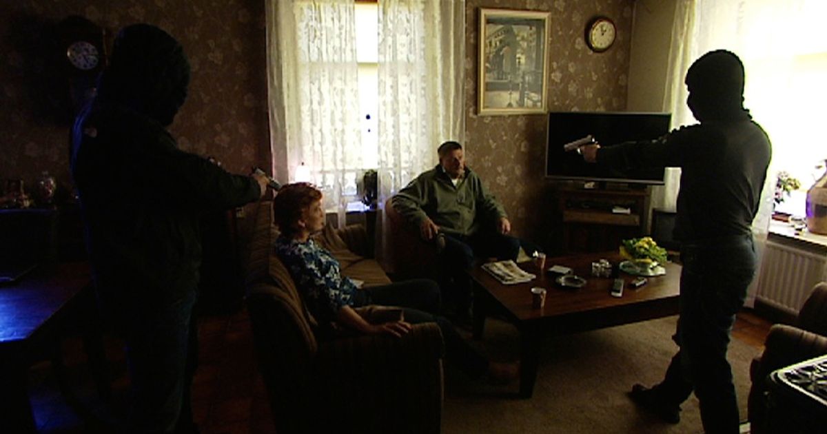 Gewapende overval op echtpaar aan de Hinmanweg | Opsporing Verzocht